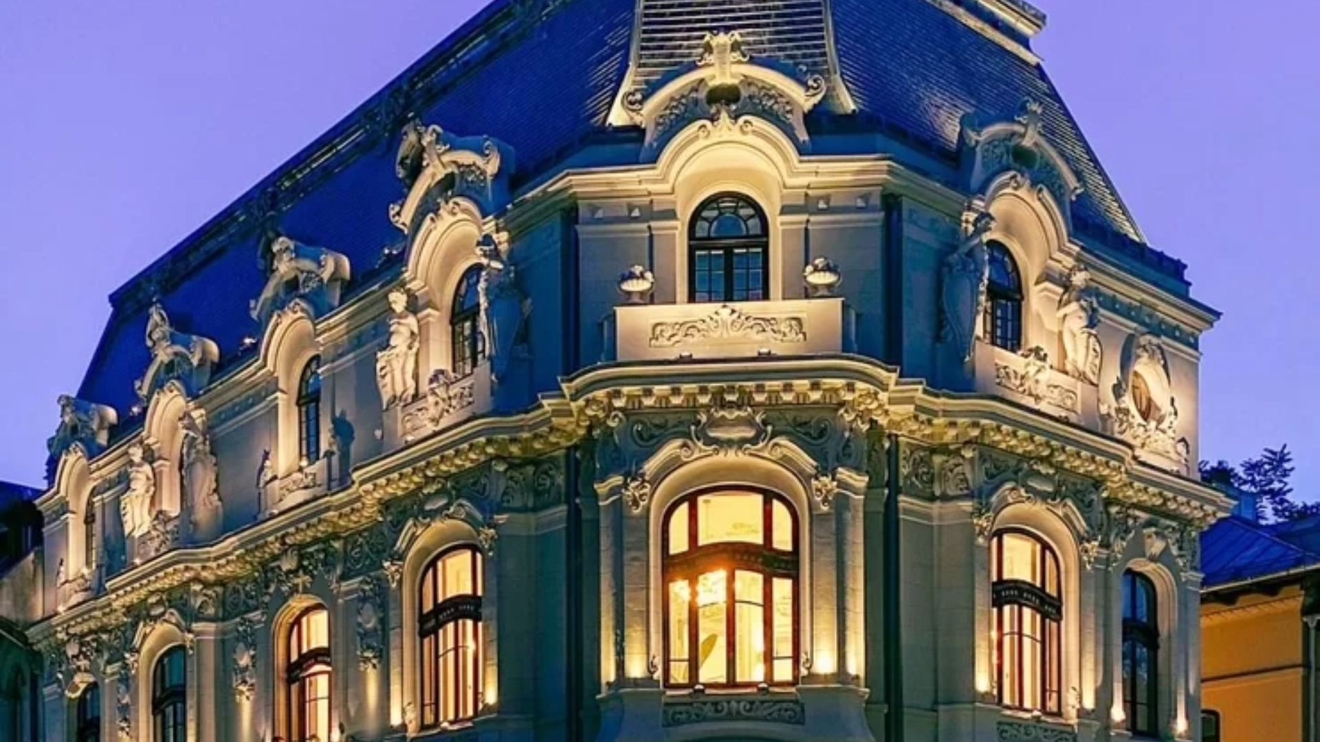 Un bâtiment historique emblématique du centre-ville de Bucarest ...